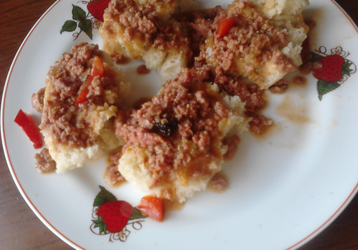 Pyzy drozdzowe z sosem mięsnym - DoradcaSmaku.pl