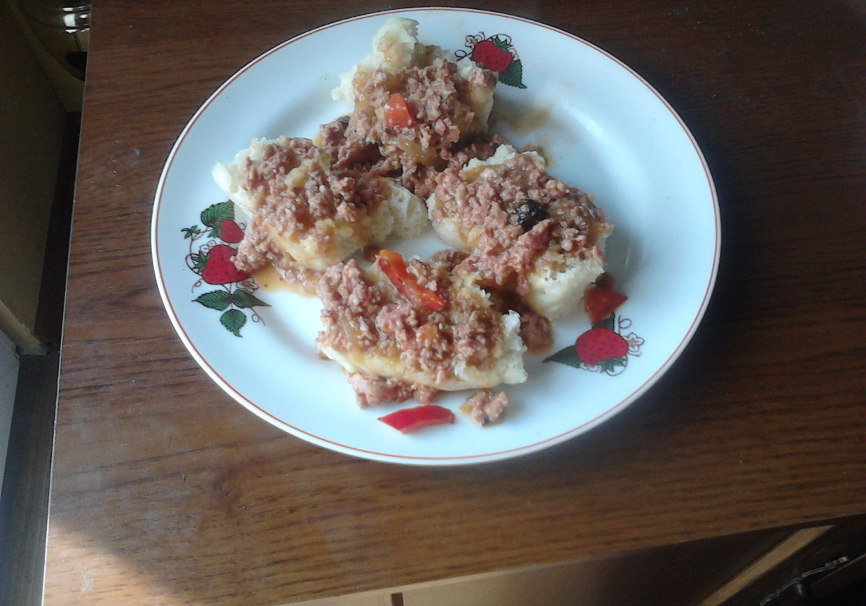 Pyzy drozdzowe z sosem mięsnym - DoradcaSmaku.pl