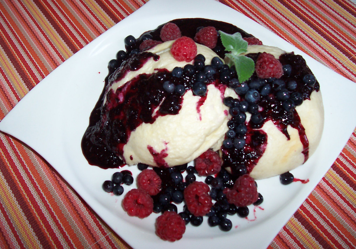 Pyzy na parze z jagodami/malinami - DoradcaSmaku.pl