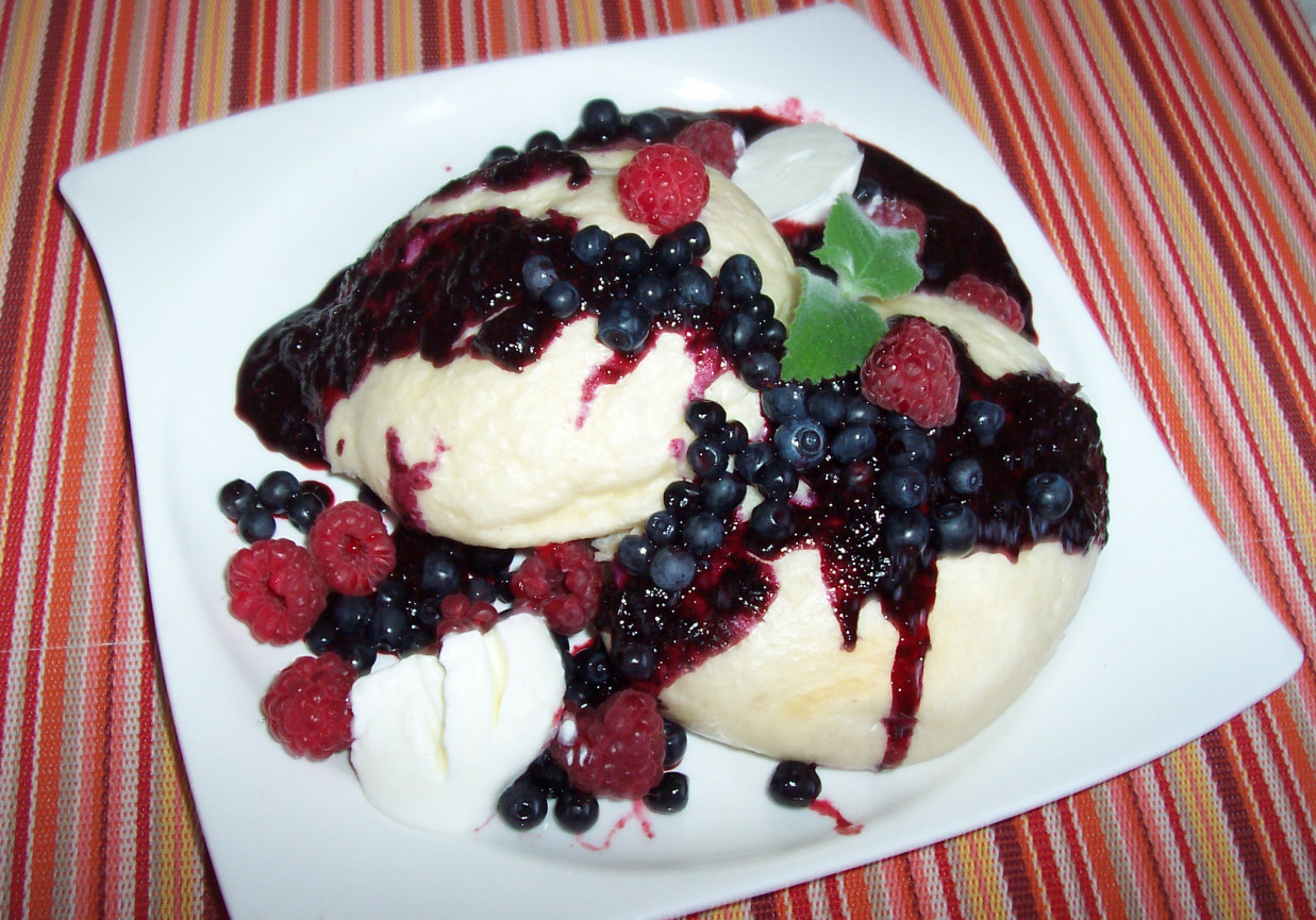 Pyzy na parze z jagodami/malinami - DoradcaSmaku.pl