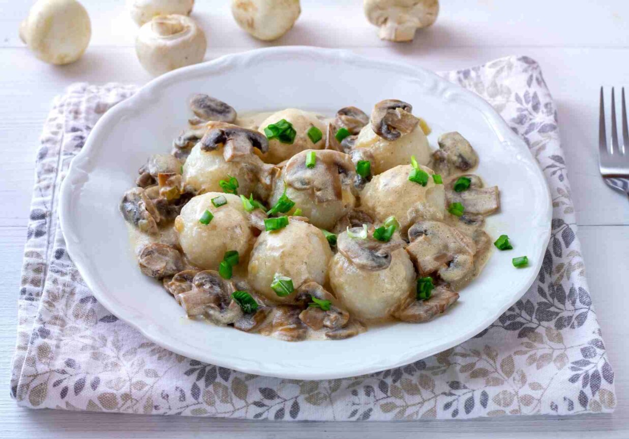 Pyzy na parze z sosem grzybowym - DoradcaSmaku.pl