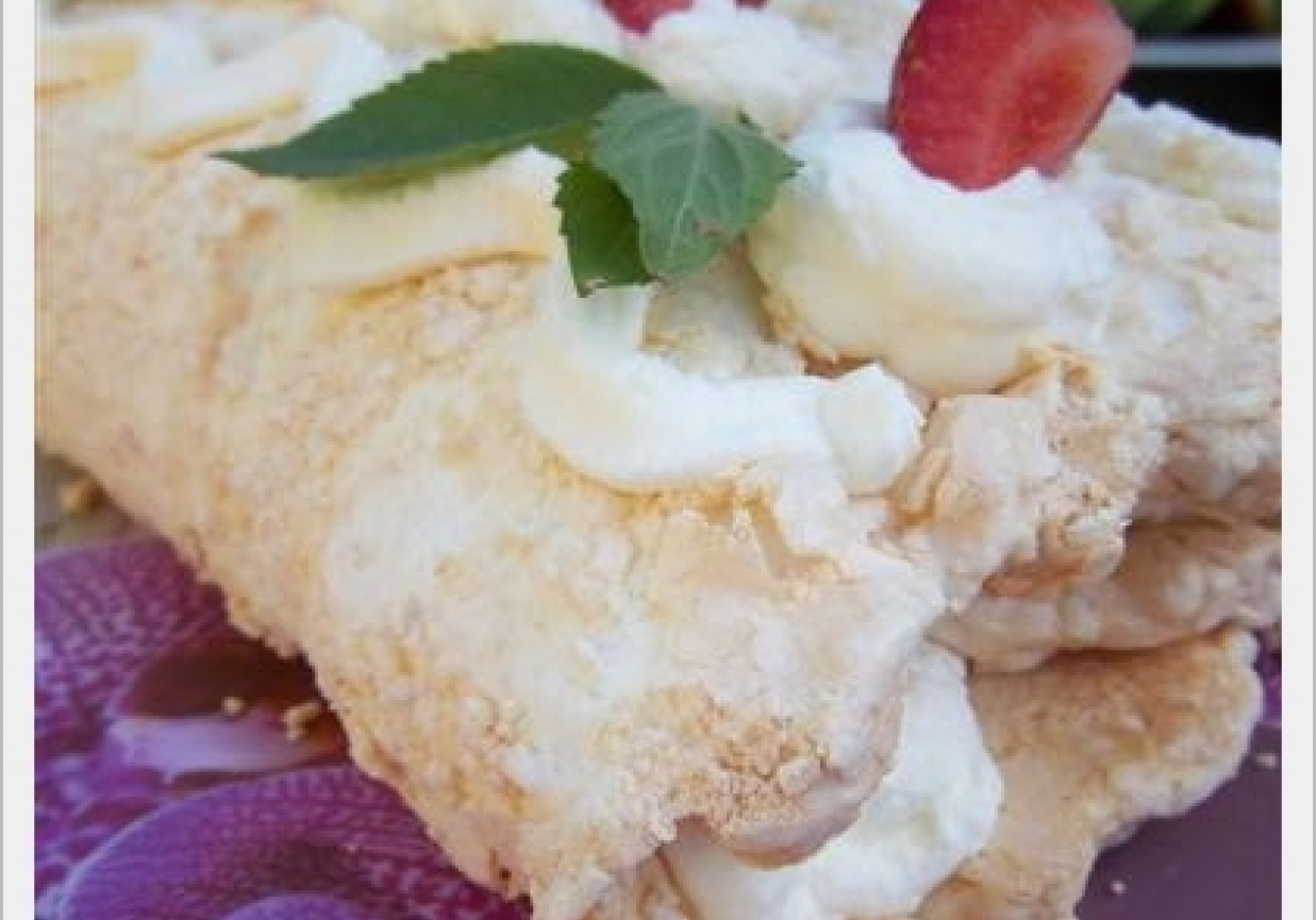 Rolada bezowa z bitą śmietaną i truskawkami - DoradcaSmaku.pl