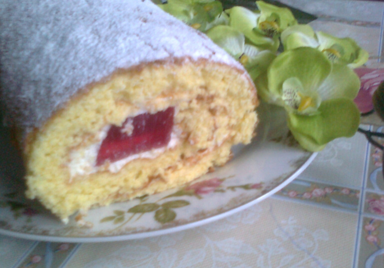 Rolada z kremem budyniowym i galaretką - DoradcaSmaku.pl