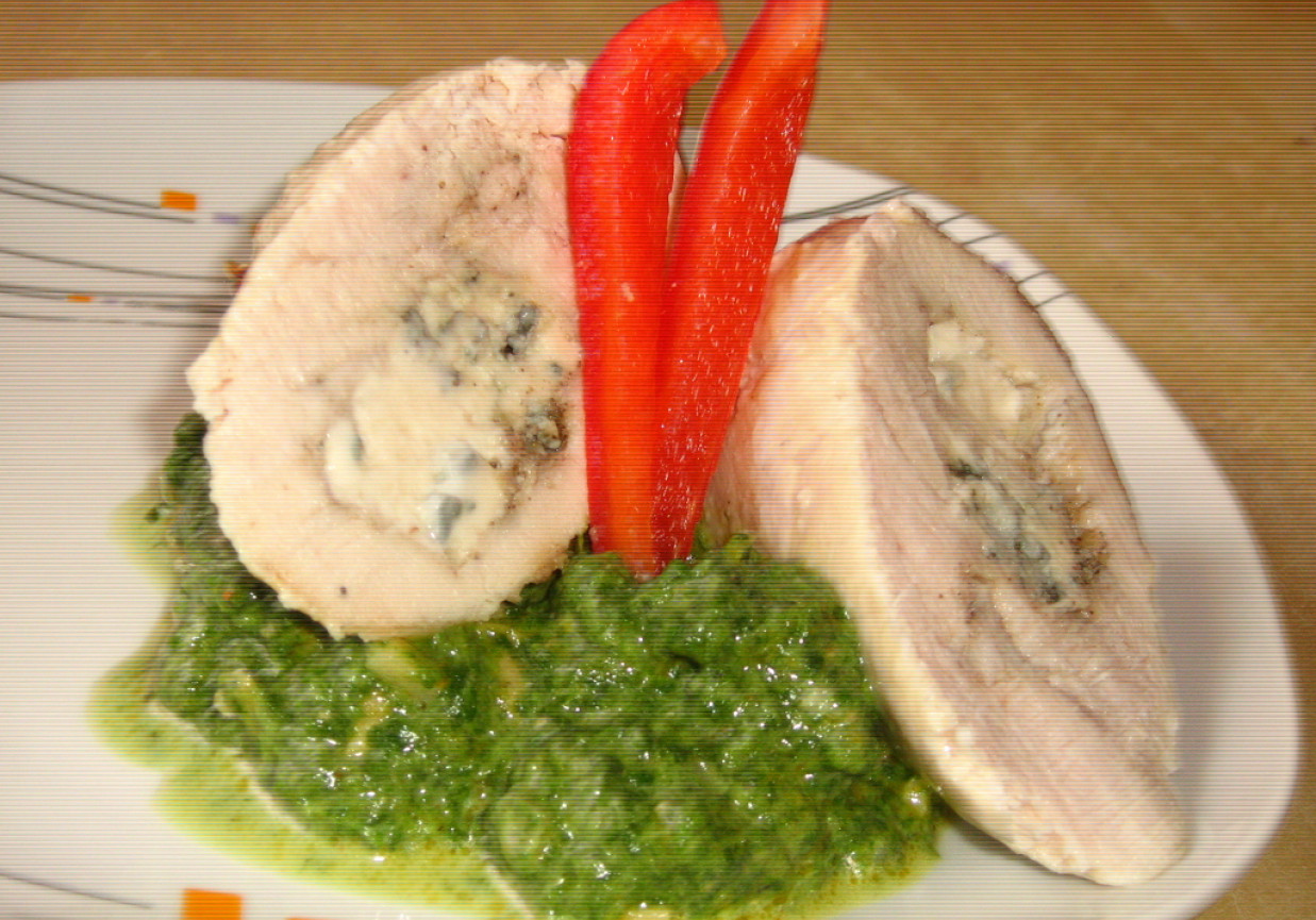 Roladka drobiowa z serem pleśniowym podawana na szpinaku - DoradcaSmaku.pl