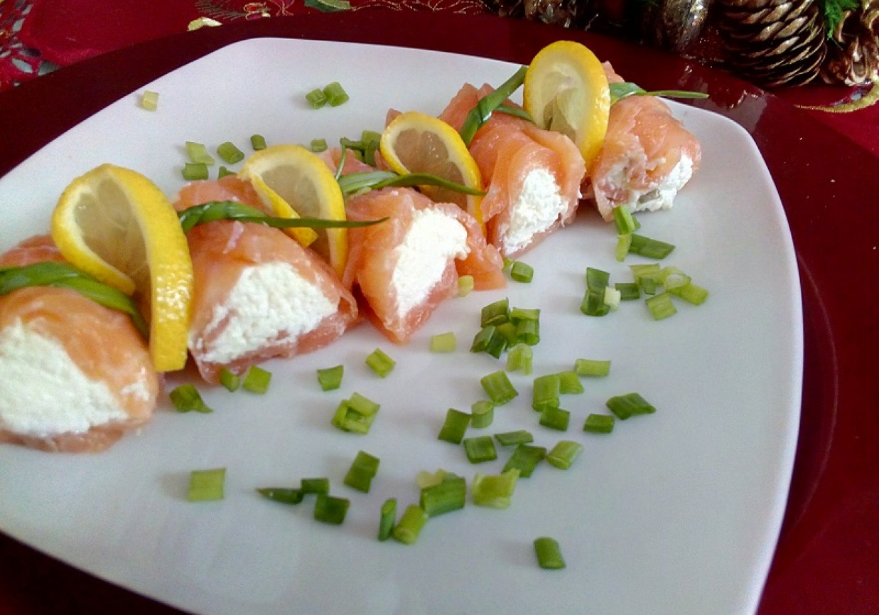 Roladki z łososia wędzonego - DoradcaSmaku.pl