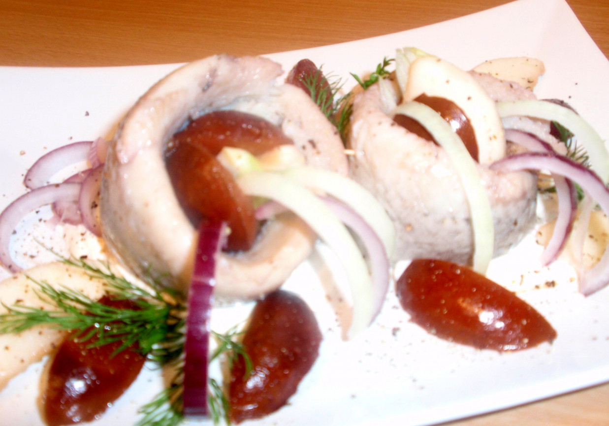 Rolmops sledziowy ze śliwką w occie - DoradcaSmaku.pl