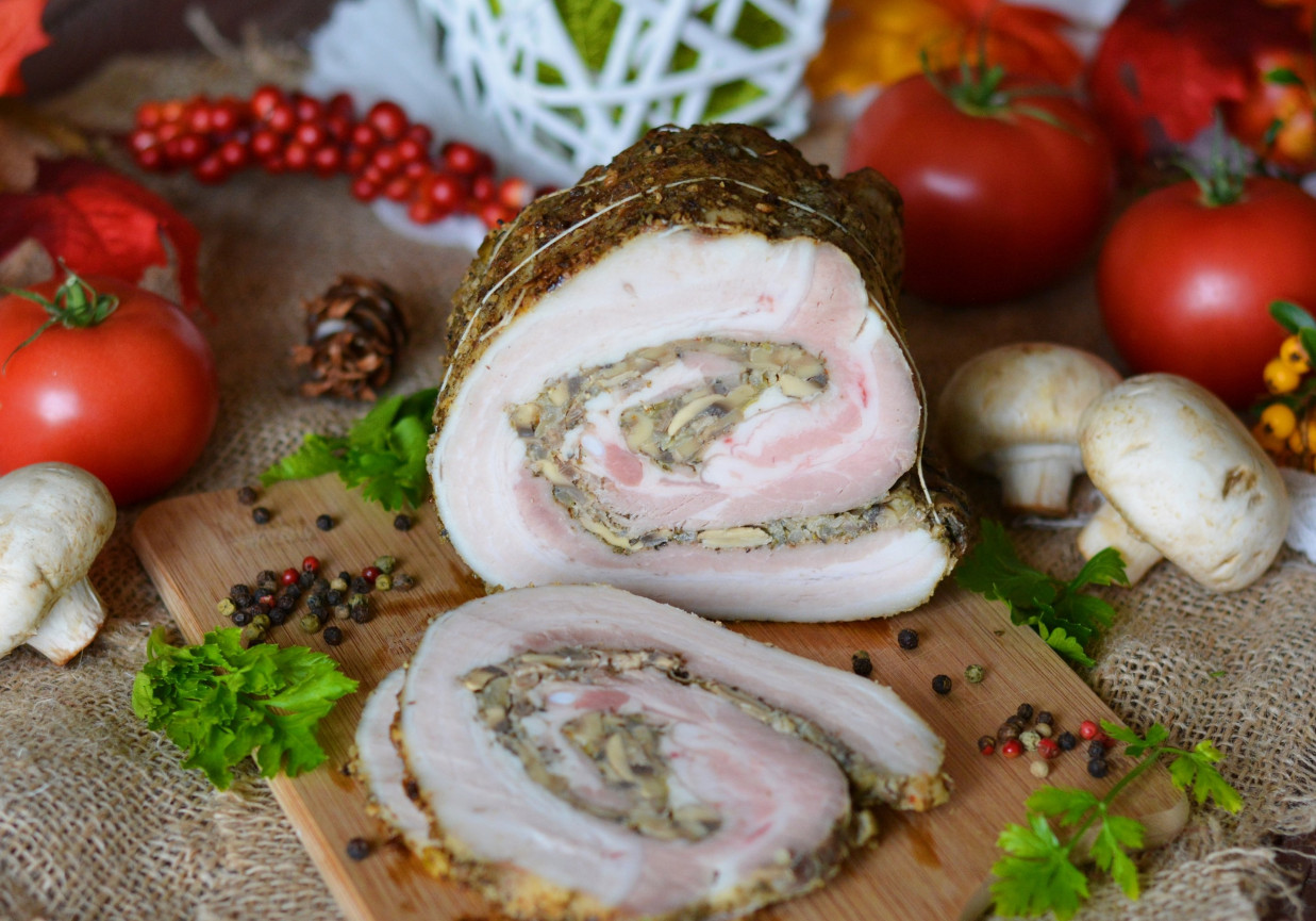 Rolowany boczek nadziany pieczarkami - DoradcaSmaku.pl