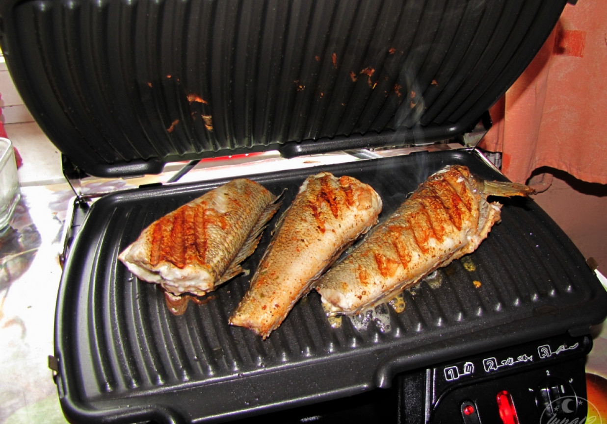 Ryba z grilla z ryżem i marchewką. - DoradcaSmaku.pl