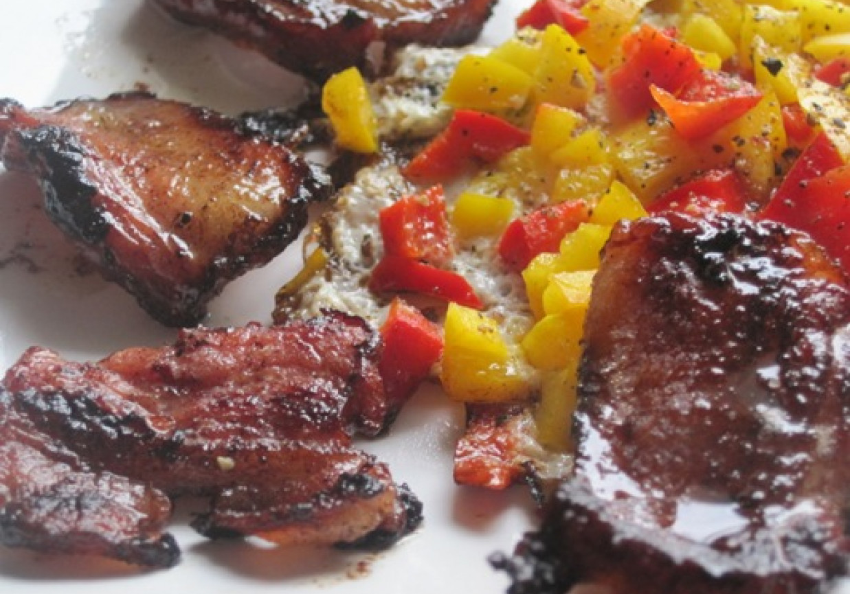 Sadzone jajko z plastrami boczku - DoradcaSmaku.pl