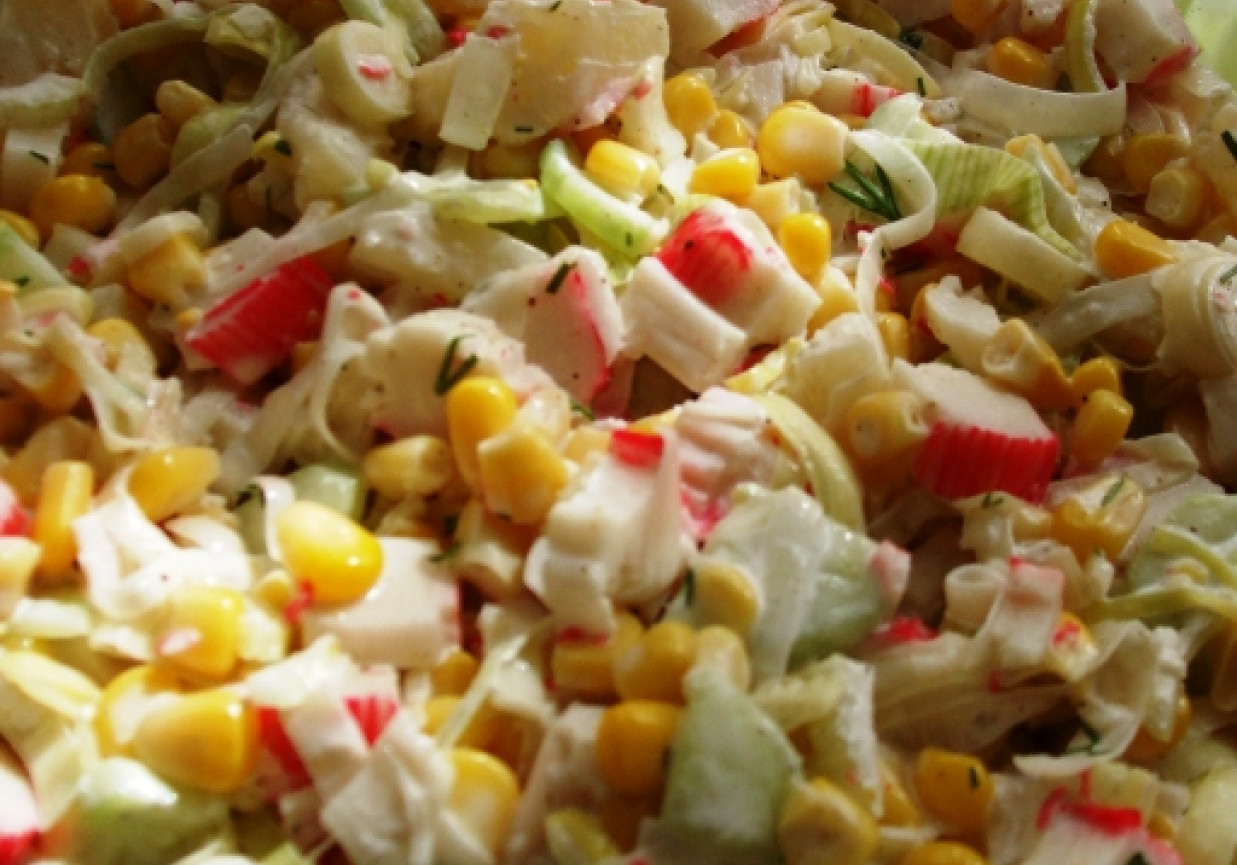 Salatka z paluszkami krabowymi - DoradcaSmaku.pl
