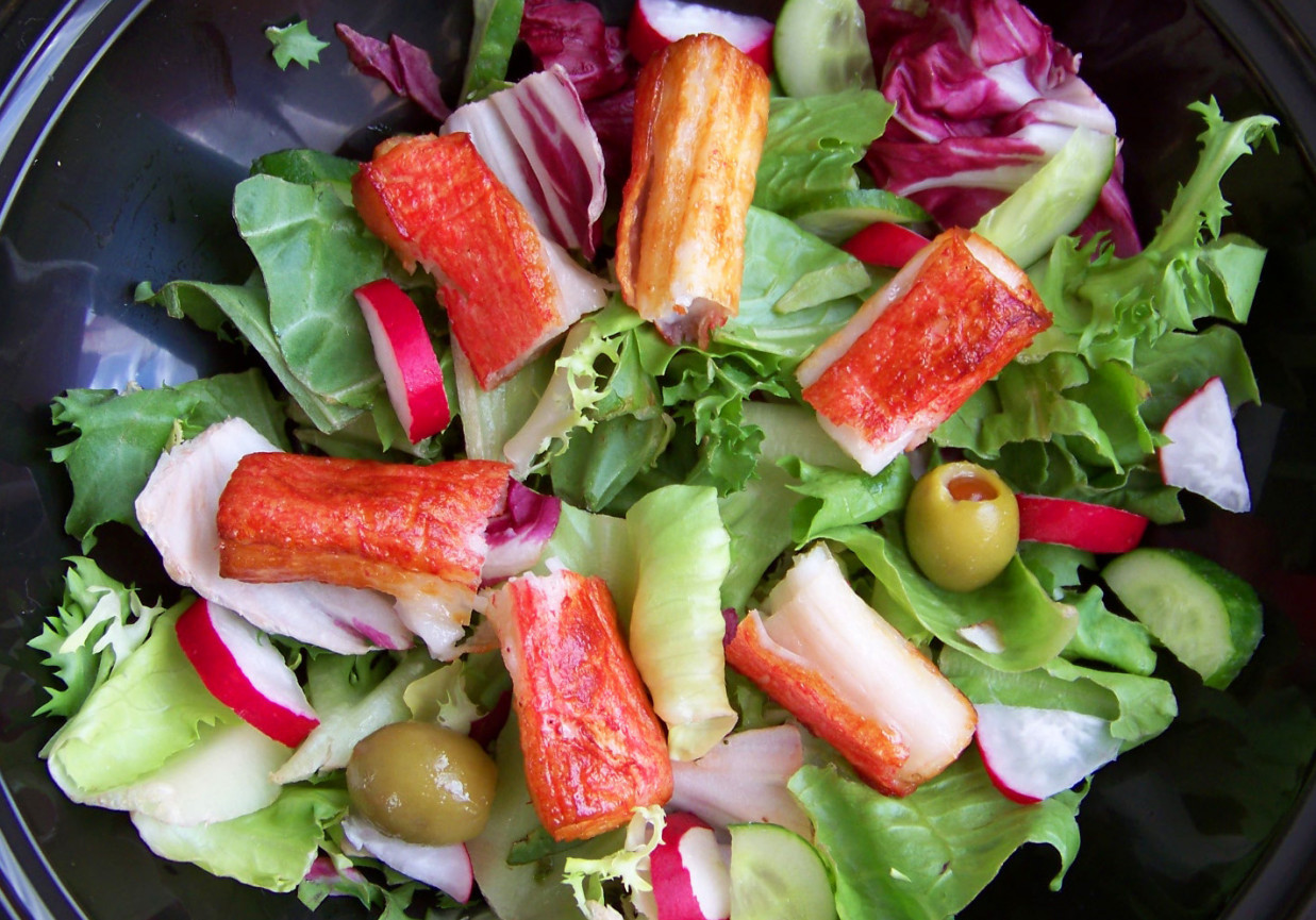 Sałatka z paluszkami krabowymi (surimi) - DoradcaSmaku.pl