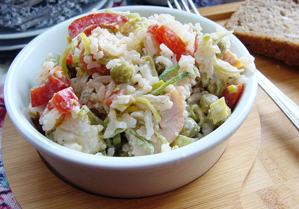 Sałatka z ryżem basmati i wędzonym kurczakiem - DoradcaSmaku.pl