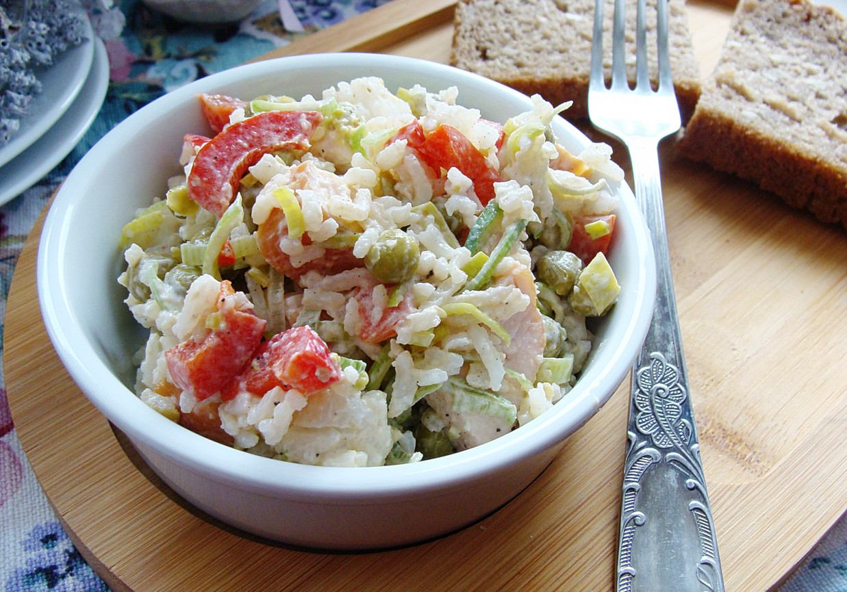 Sałatka z ryżem basmati i wędzonym kurczakiem - DoradcaSmaku.pl