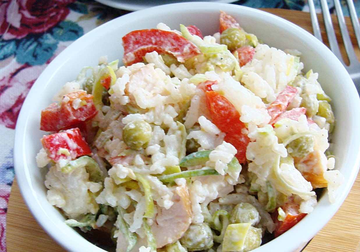 Sałatka z ryżem basmati i wędzonym kurczakiem - DoradcaSmaku.pl