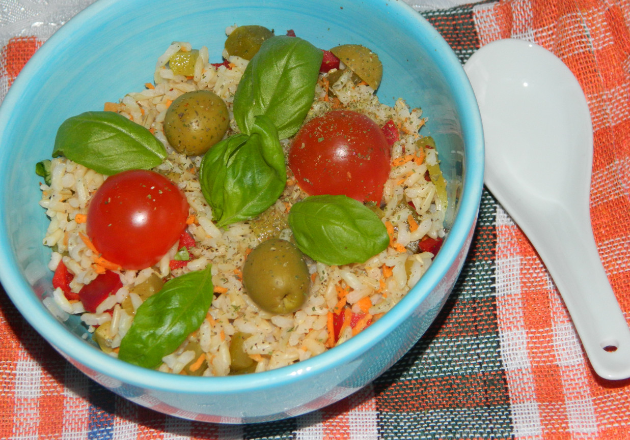 Sałatka z ryżem brązowym, papryką i ogórkiem - DoradcaSmaku.pl