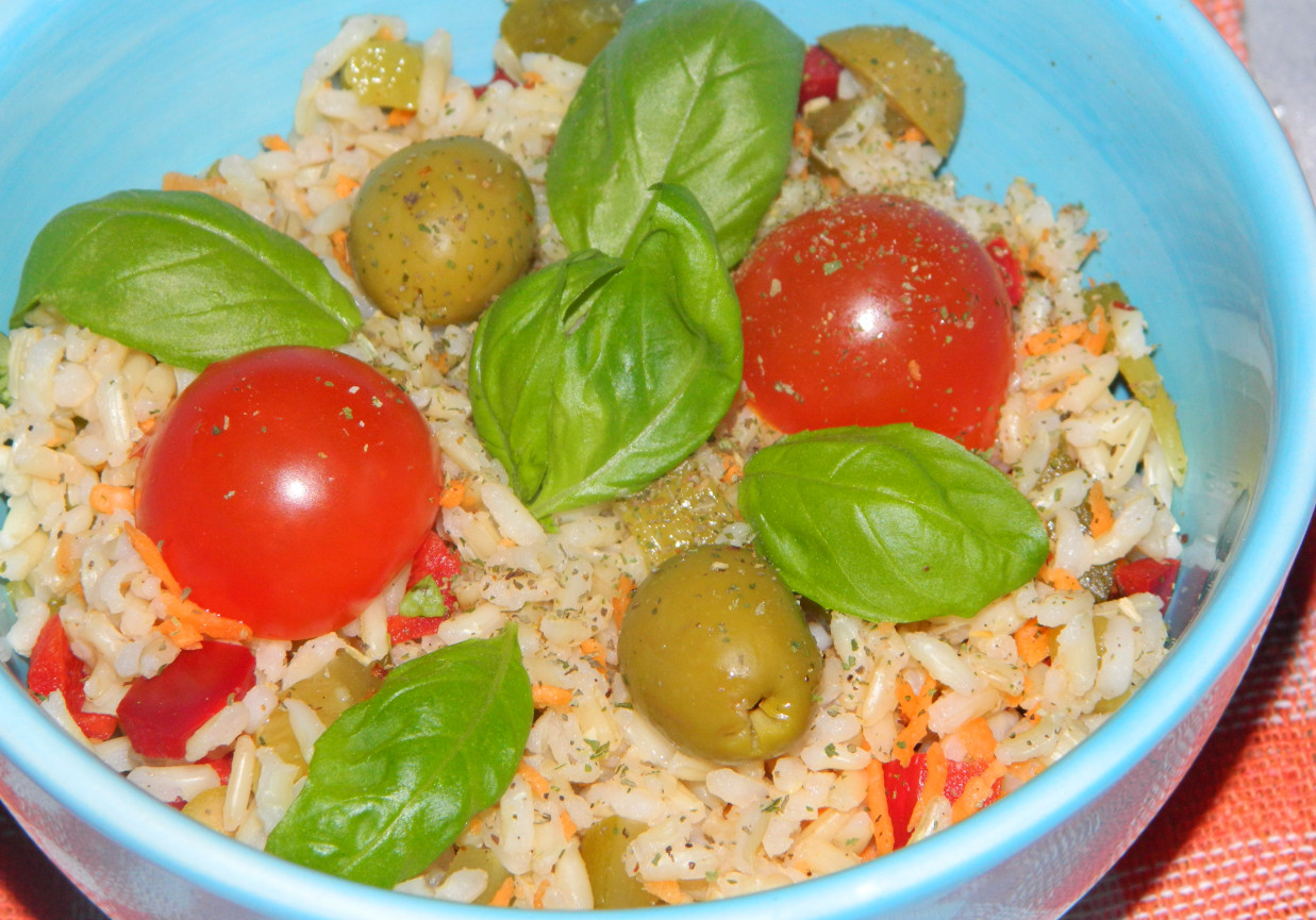 Sałatka z ryżem brązowym, papryką i ogórkiem - DoradcaSmaku.pl