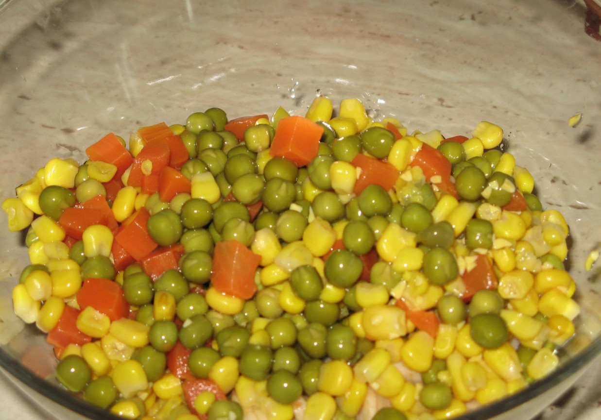 Sałatka z ryzem i jabłkiem - DoradcaSmaku.pl