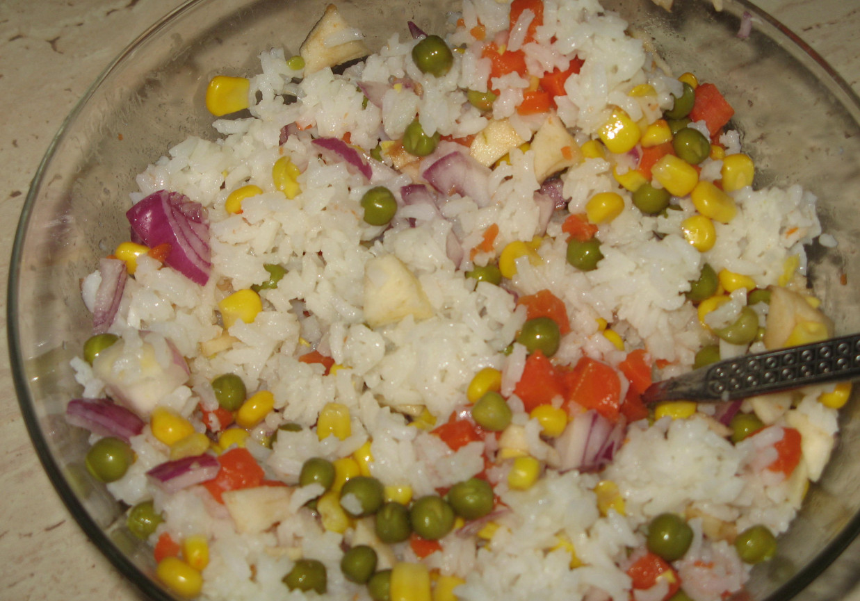 Sałatka z ryzem i jabłkiem - DoradcaSmaku.pl