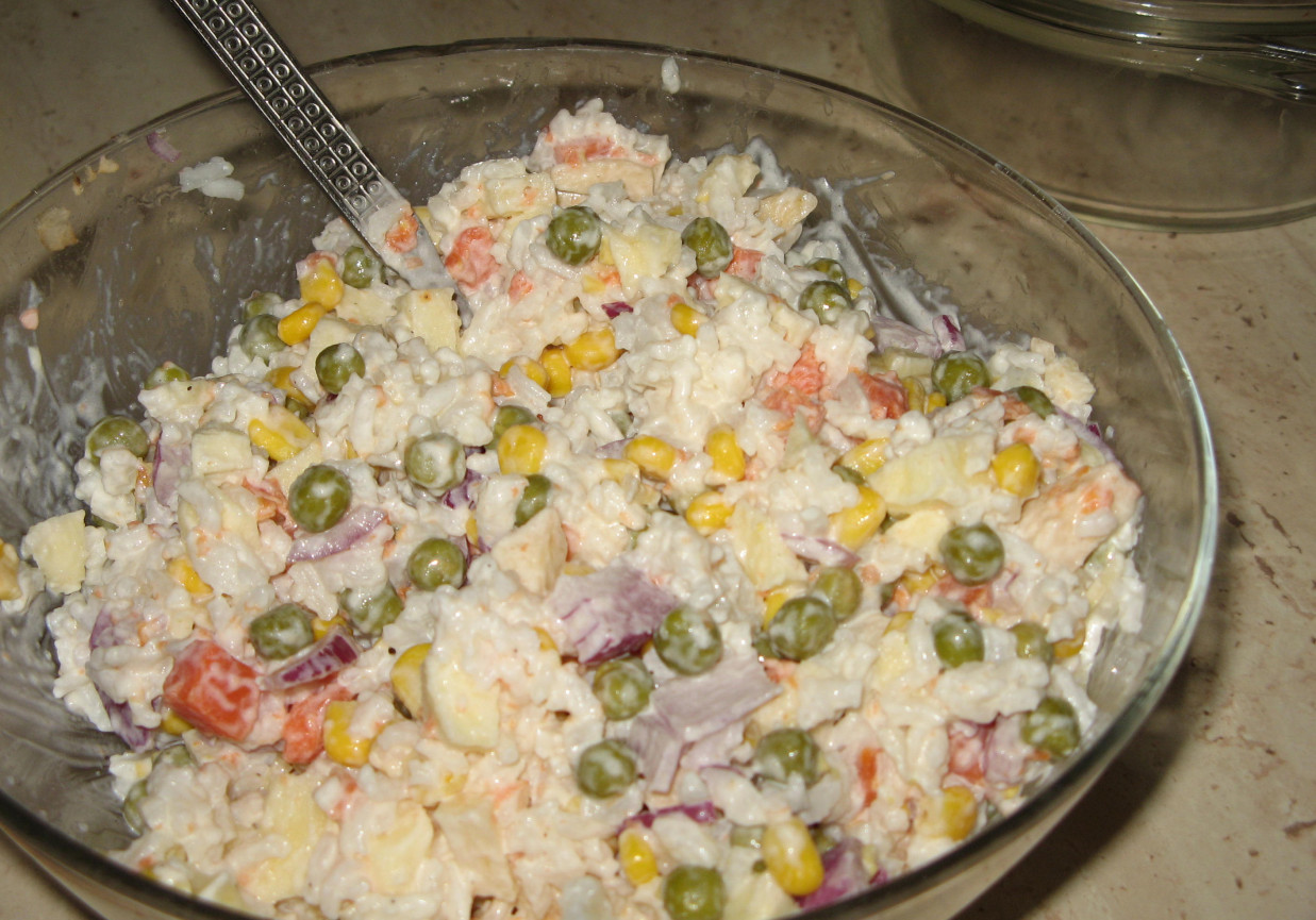 Sałatka z ryzem i jabłkiem - DoradcaSmaku.pl