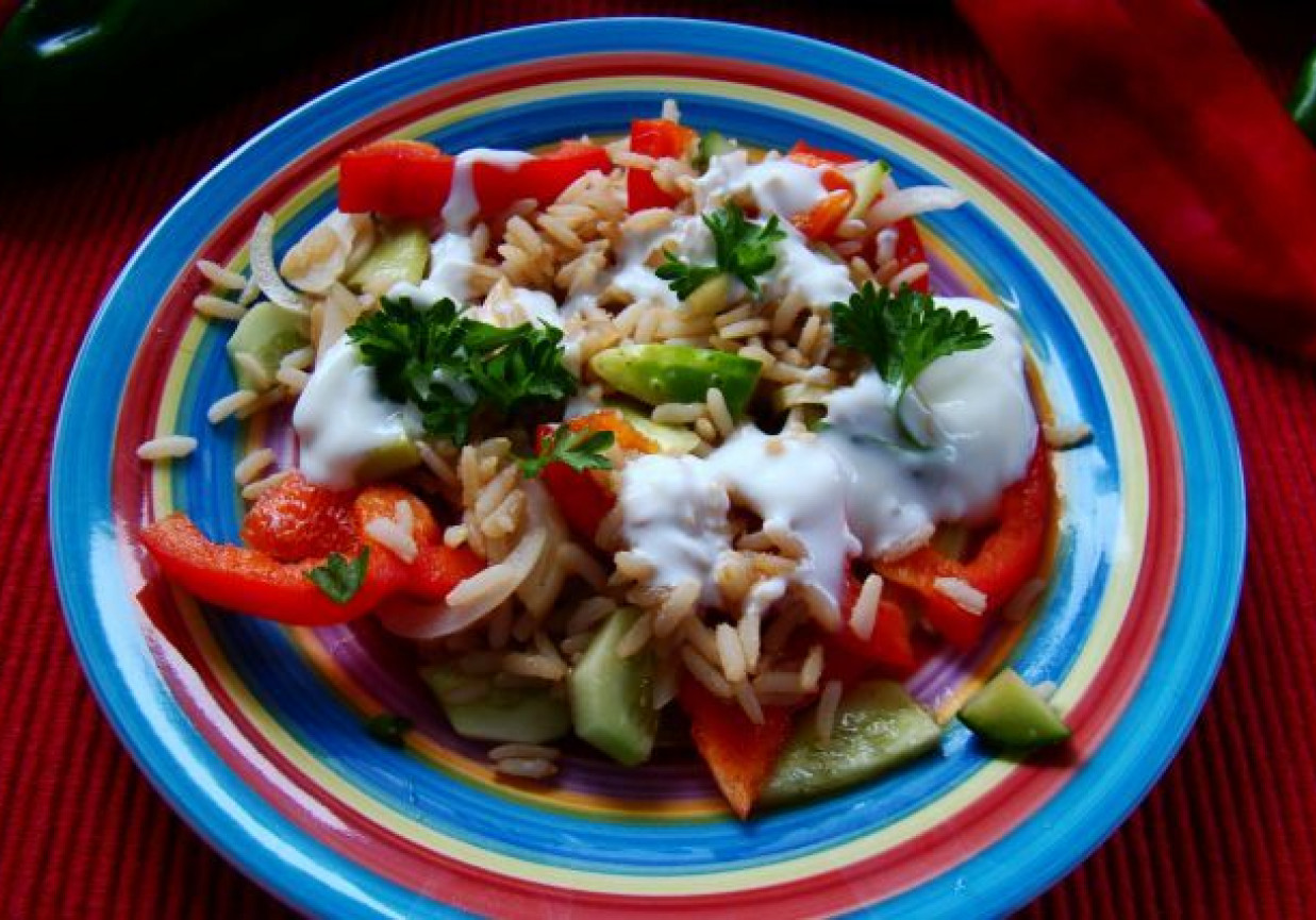 Sałatka z ryzem i papryką - DoradcaSmaku.pl