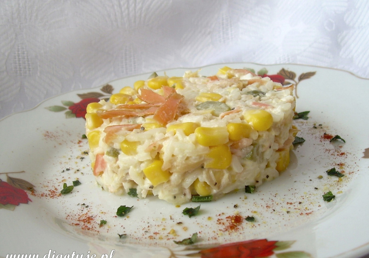 Sałatka z ryżem i wędzonym łososiem - DoradcaSmaku.pl