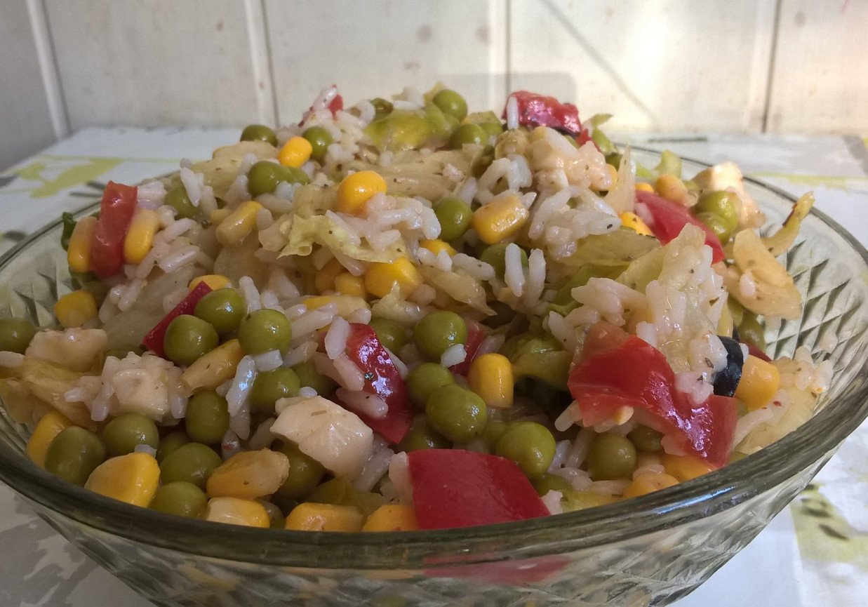 Sałatka z ryżem, papryką marynowaną i sałatą - DoradcaSmaku.pl