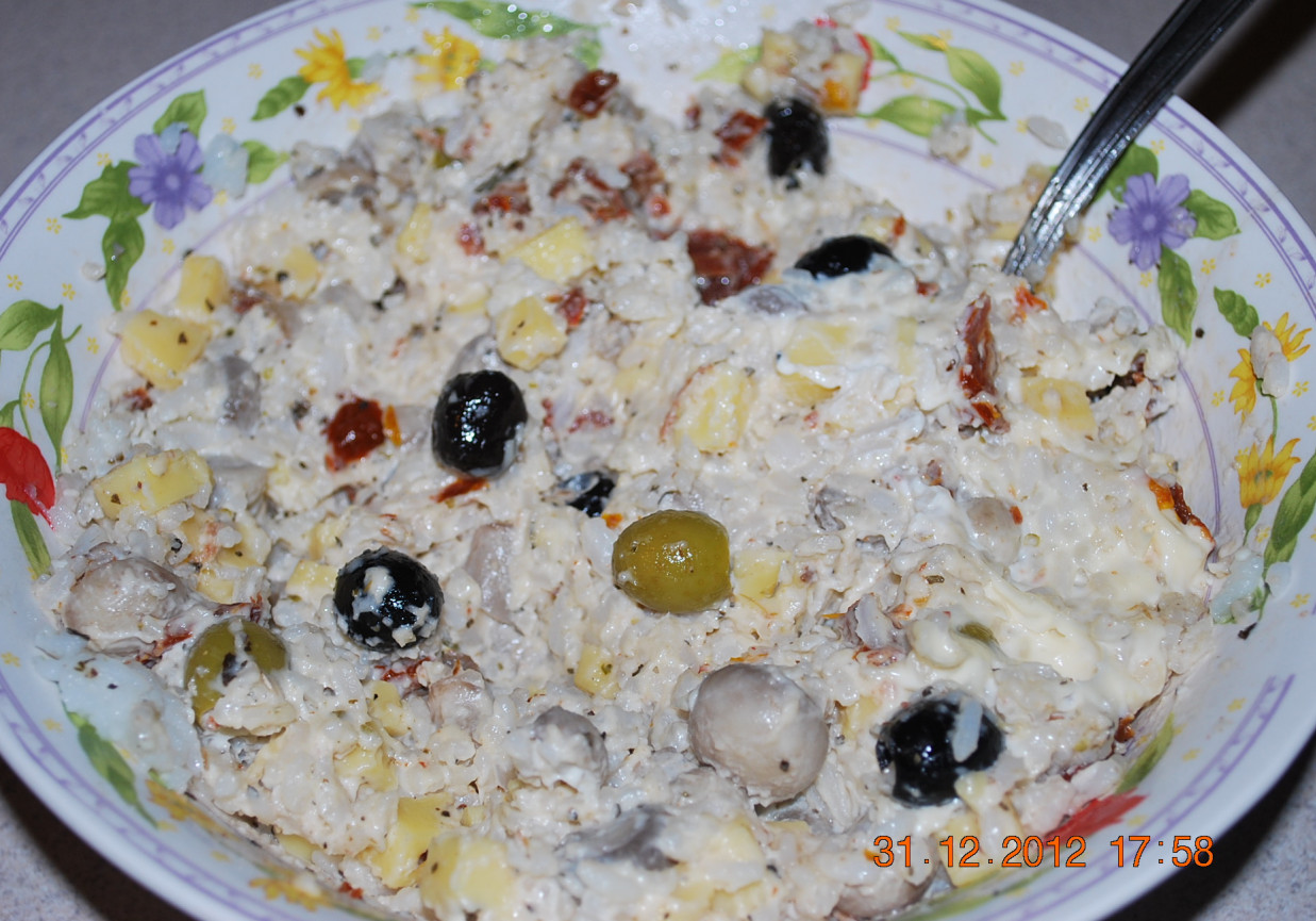 salatka z ryzem, pieczarkami, oliwkami i suszonymi pomidorami ...