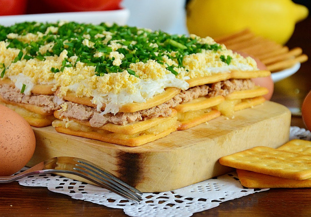 Sałatkowe Ciasto czyli Sałatka z tuńczykiem na krakersach - DoradcaSmaku.pl