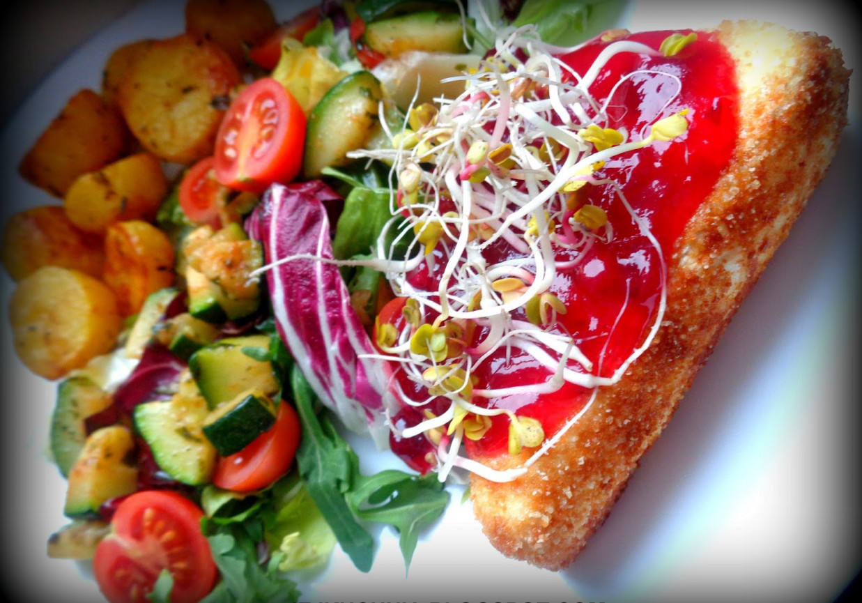 SER BRIE Z ŻURAWINĄ I SAŁATKĄ Z CUKINII - DoradcaSmaku.pl