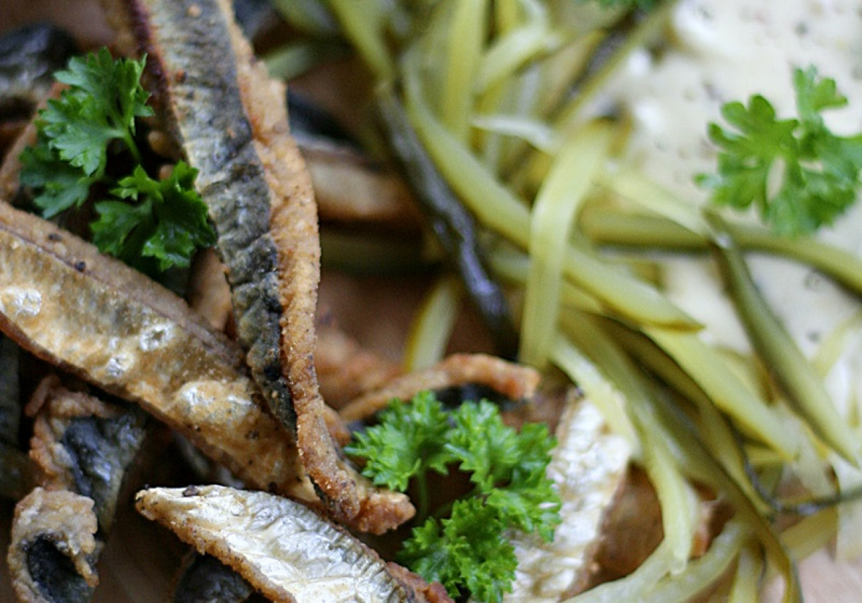 Śledziowy chrust z kremem jajecznym i kiszonym ogórkiem - DoradcaSmaku.pl