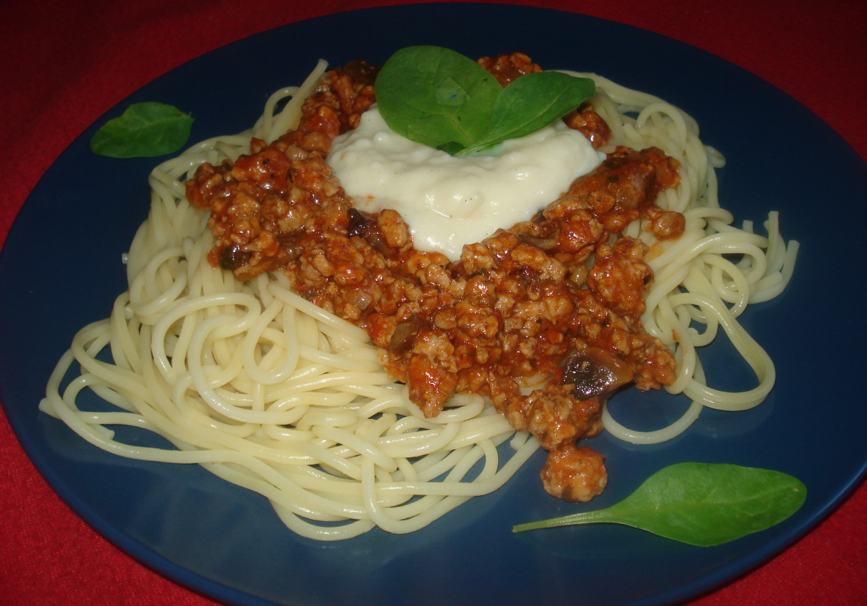 Spagetti z mięsem mielonym i białym sosem - DoradcaSmaku.pl