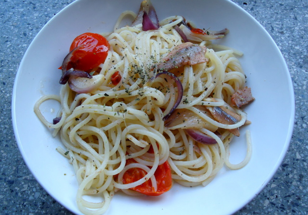 Spaghetti z anchois i pomidorkami - DoradcaSmaku.pl