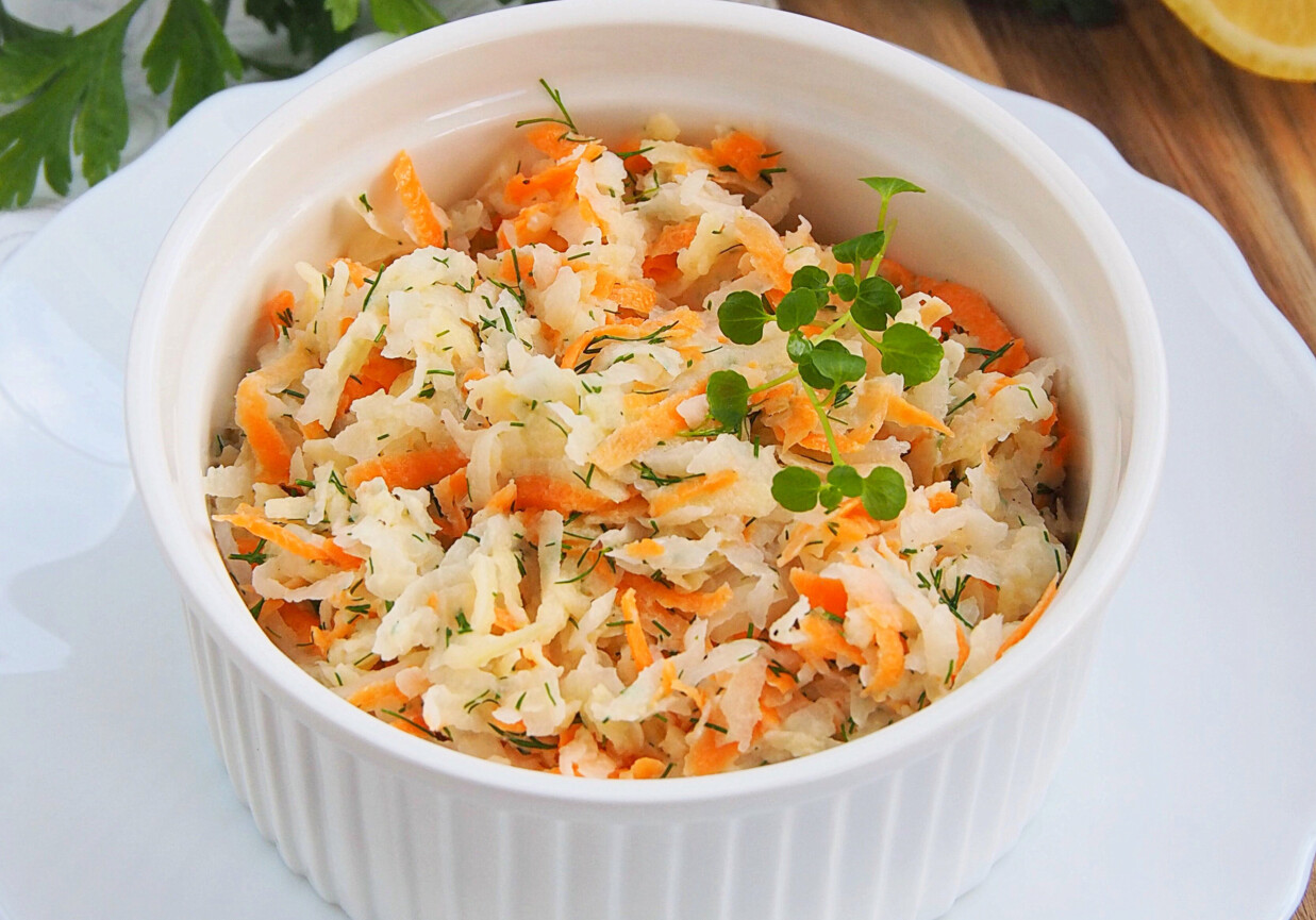 Surówka z białej rzodkwi, marchewki i jabłka - DoradcaSmaku.pl