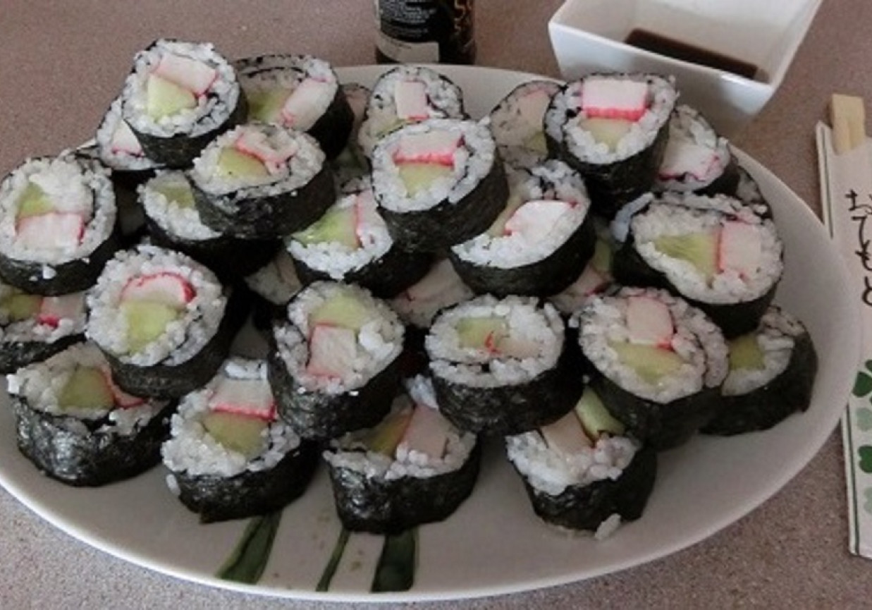 Sushi maki z ogórkiem i surimi - DoradcaSmaku.pl