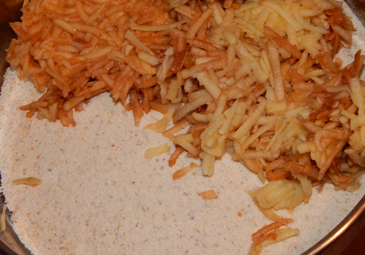 Szarlotka sypana ryżowa z migdałami i bułką tartą - DoradcaSmaku.pl