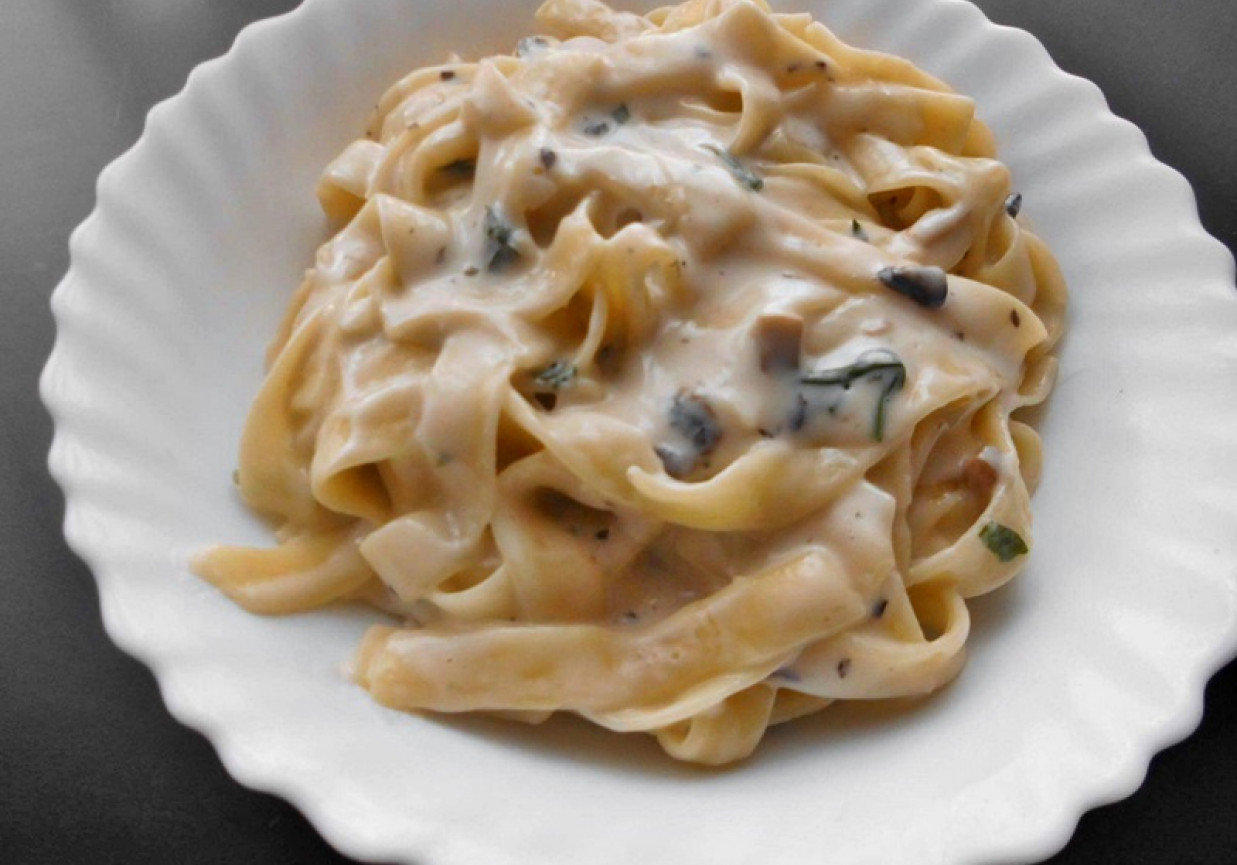 Tagliatelle w sosie serowym z pieczarkami - DoradcaSmaku.pl Tagliatelle w sosie serowym z pieczarkami - DoradcaSmaku.pl