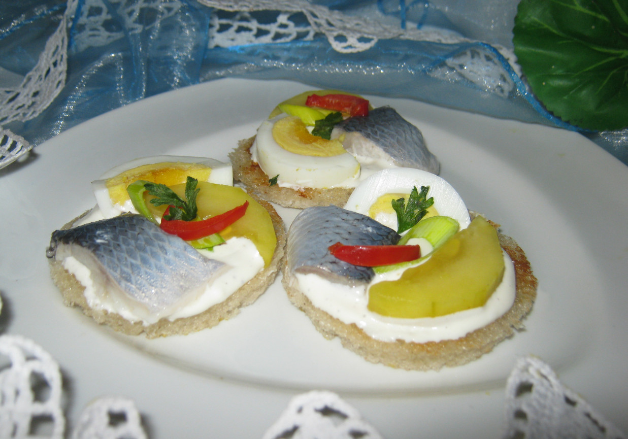 Tartinki ze śledziem - DoradcaSmaku.pl