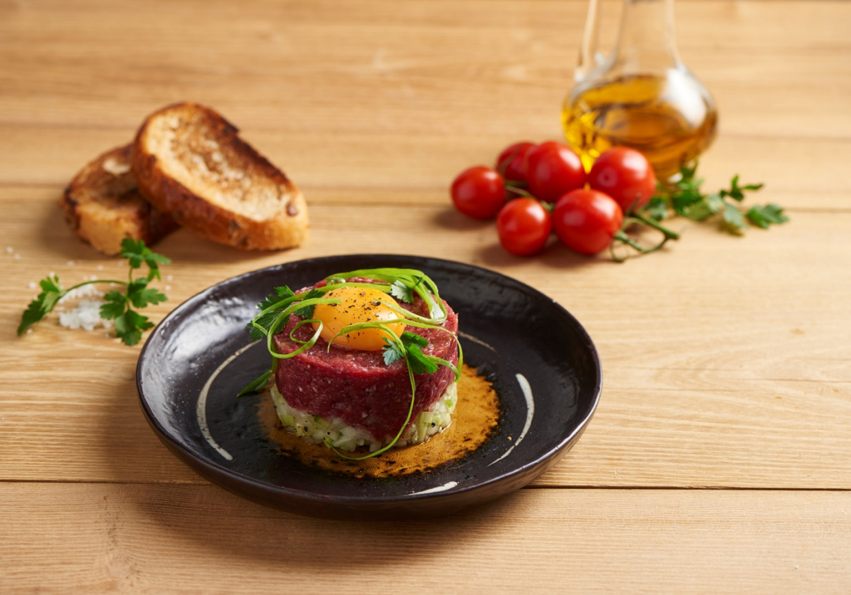 Tatar wołowy, klasyczny | Przepis - DoradcaSmaku.pl