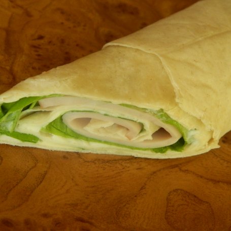 Tortilla z serkiem, sałatą i wędliną - DoradcaSmaku.pl