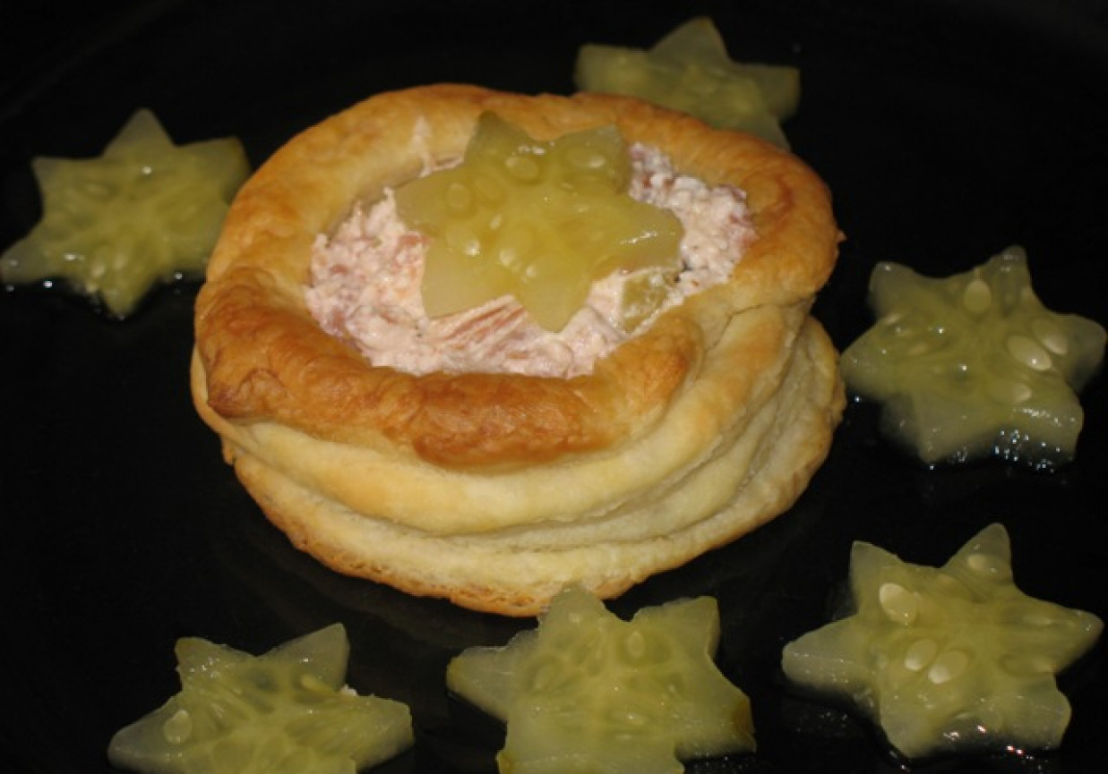 Vol- au- vent z farszem łososiowym - DoradcaSmaku.pl