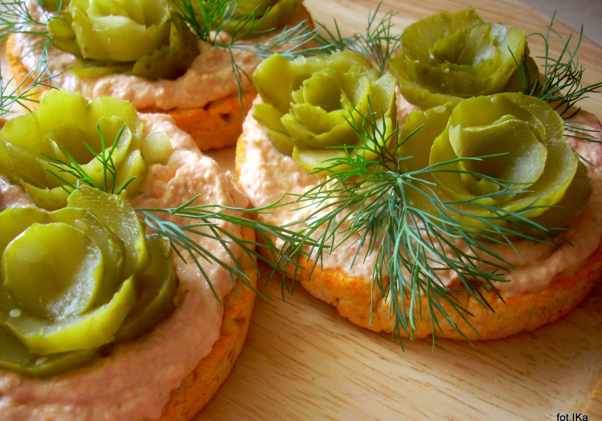 Wafle paprykowe z pastą z pieczonego kurczaka - DoradcaSmaku.pl