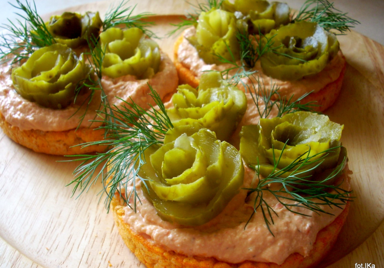 Wafle paprykowe z pastą z pieczonego kurczaka - DoradcaSmaku.pl