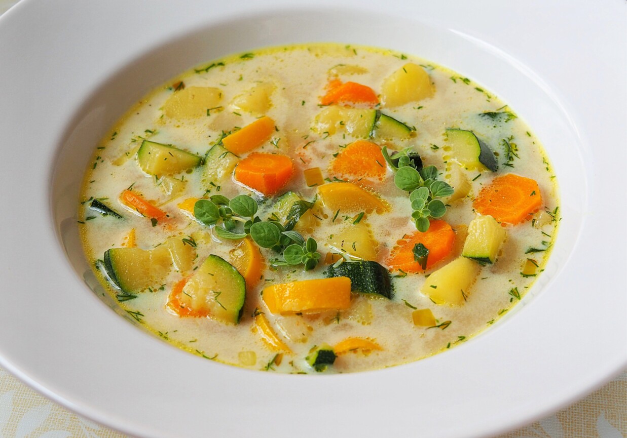 Warzywna zupa z żółtą i zieloną cukinią - DoradcaSmaku.pl