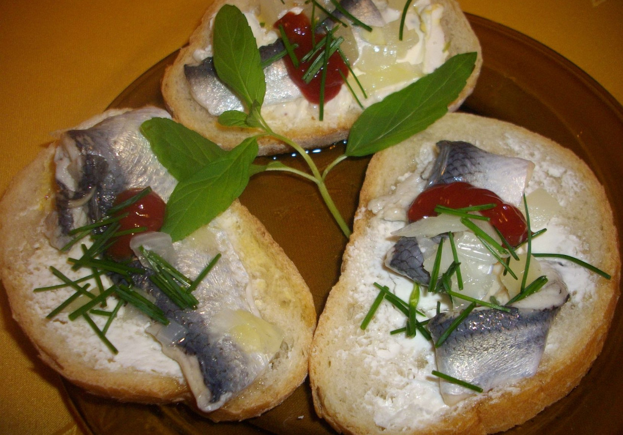 Wiosenne kanapki ze śledziem - DoradcaSmaku.pl