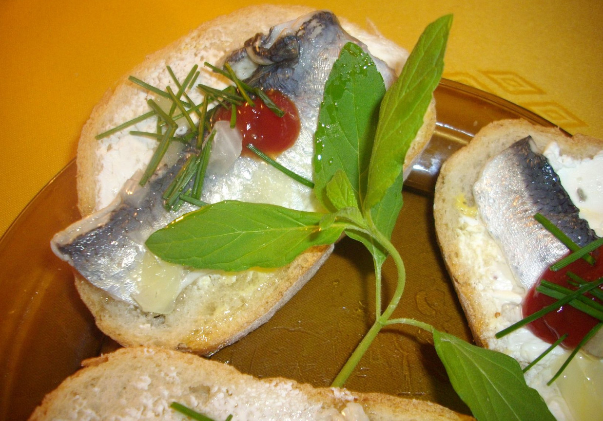 Wiosenne kanapki ze śledziem - DoradcaSmaku.pl