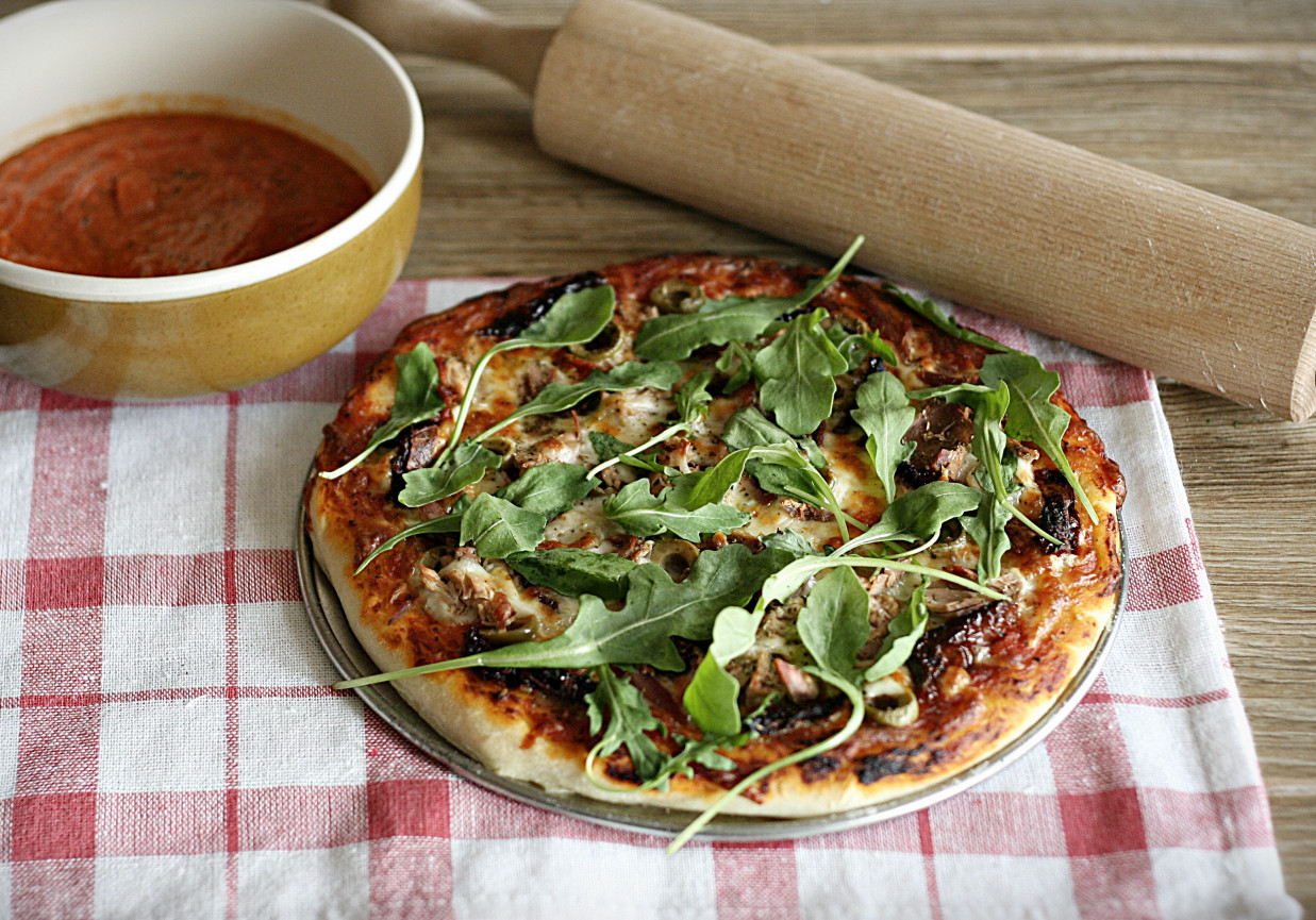 Włoska pizza z tuńczykiem i rukolą - DoradcaSmaku.pl