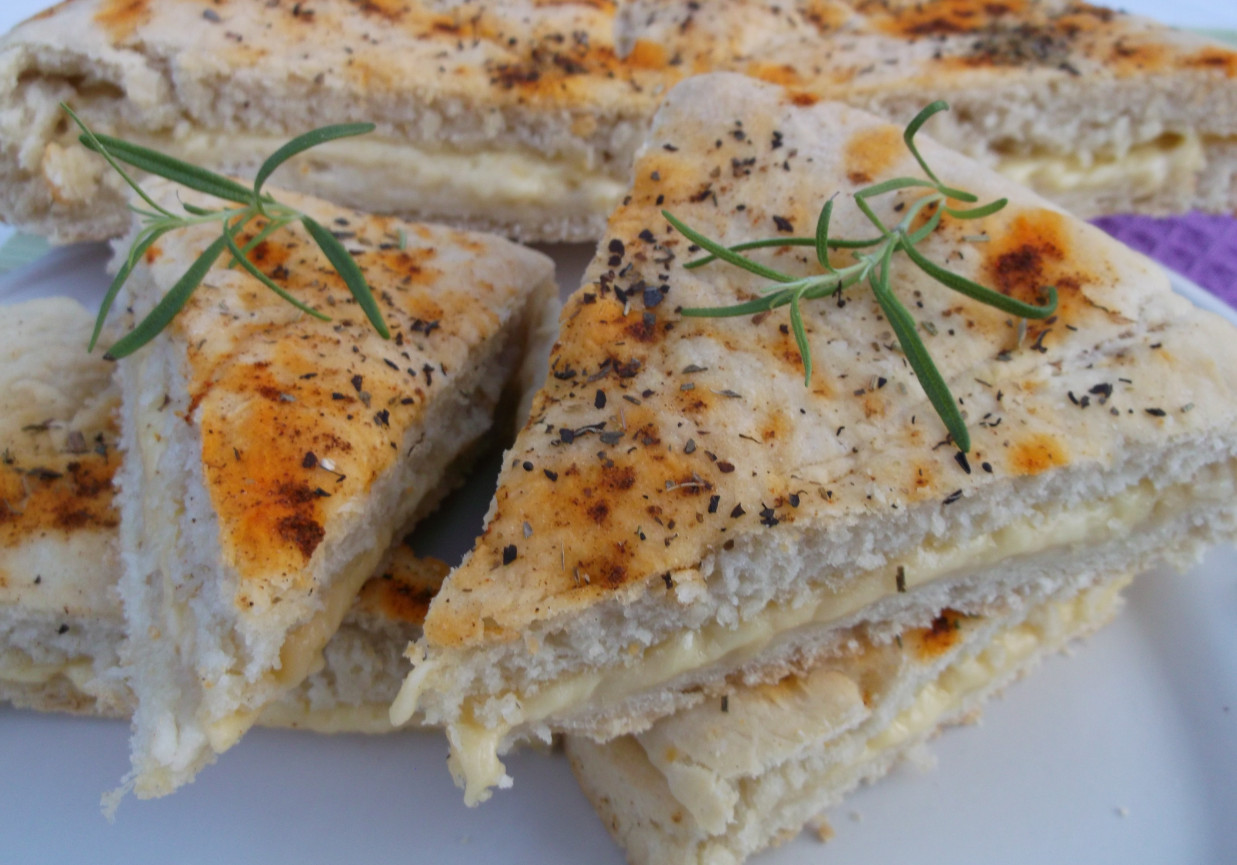 Włoski chlebek z ziołami i serem żółtym. - DoradcaSmaku.pl