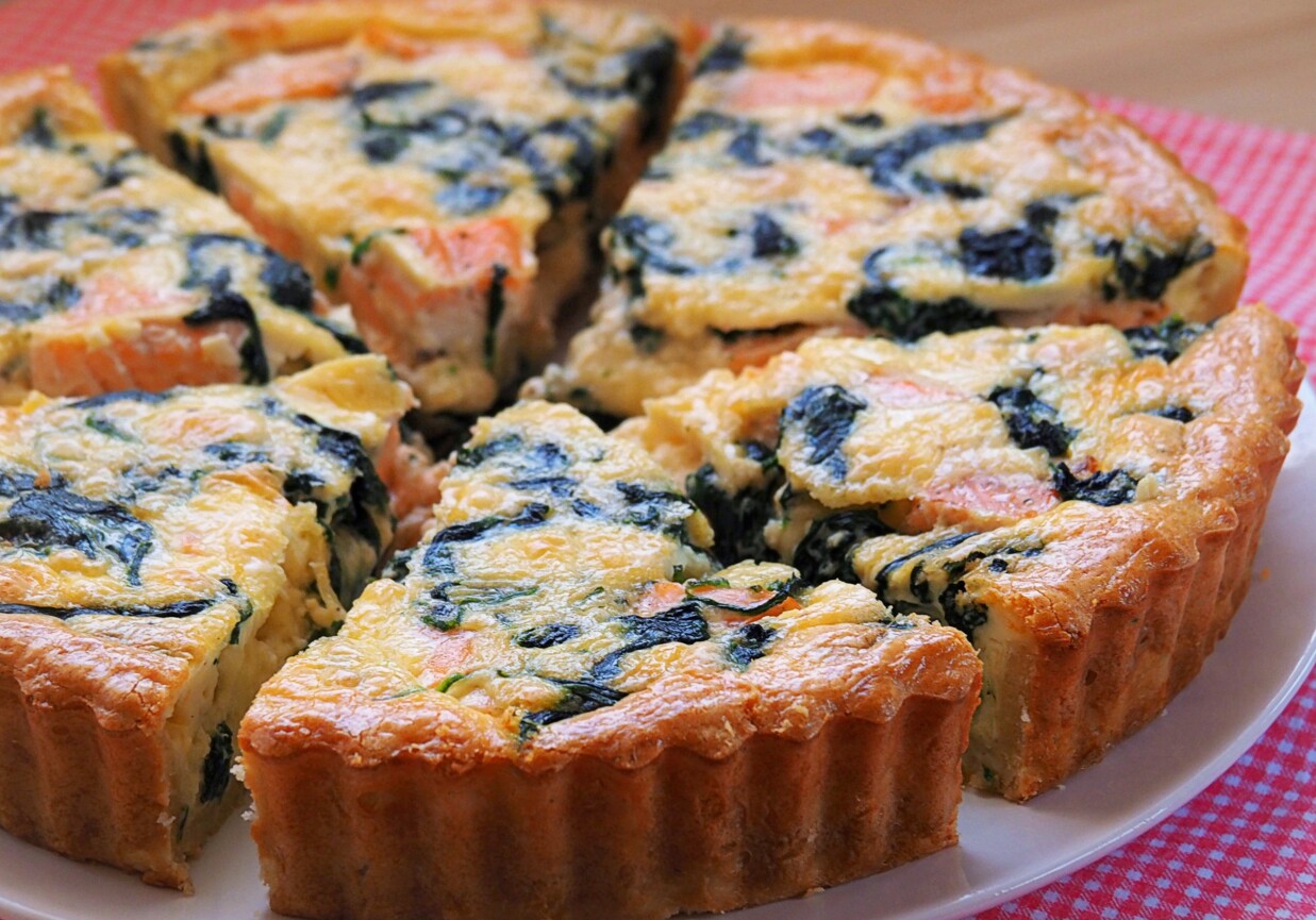 Wytrawna tarta z łososiem, szpinakiem i serem mozzarella - DoradcaSmaku.pl