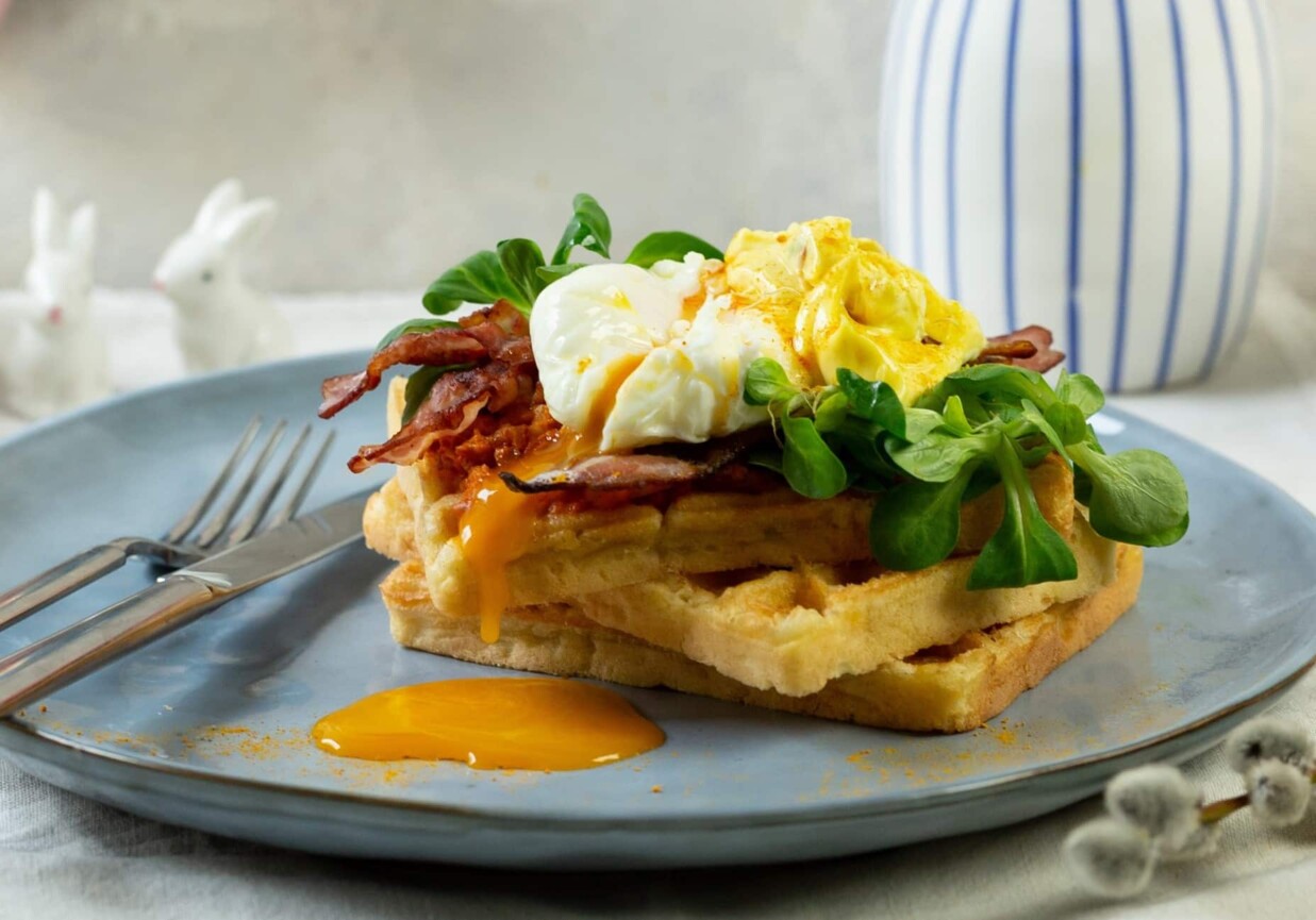 Wytrawne gofry z pastą z suszonych pomidorów, chipsami z bekonu ...