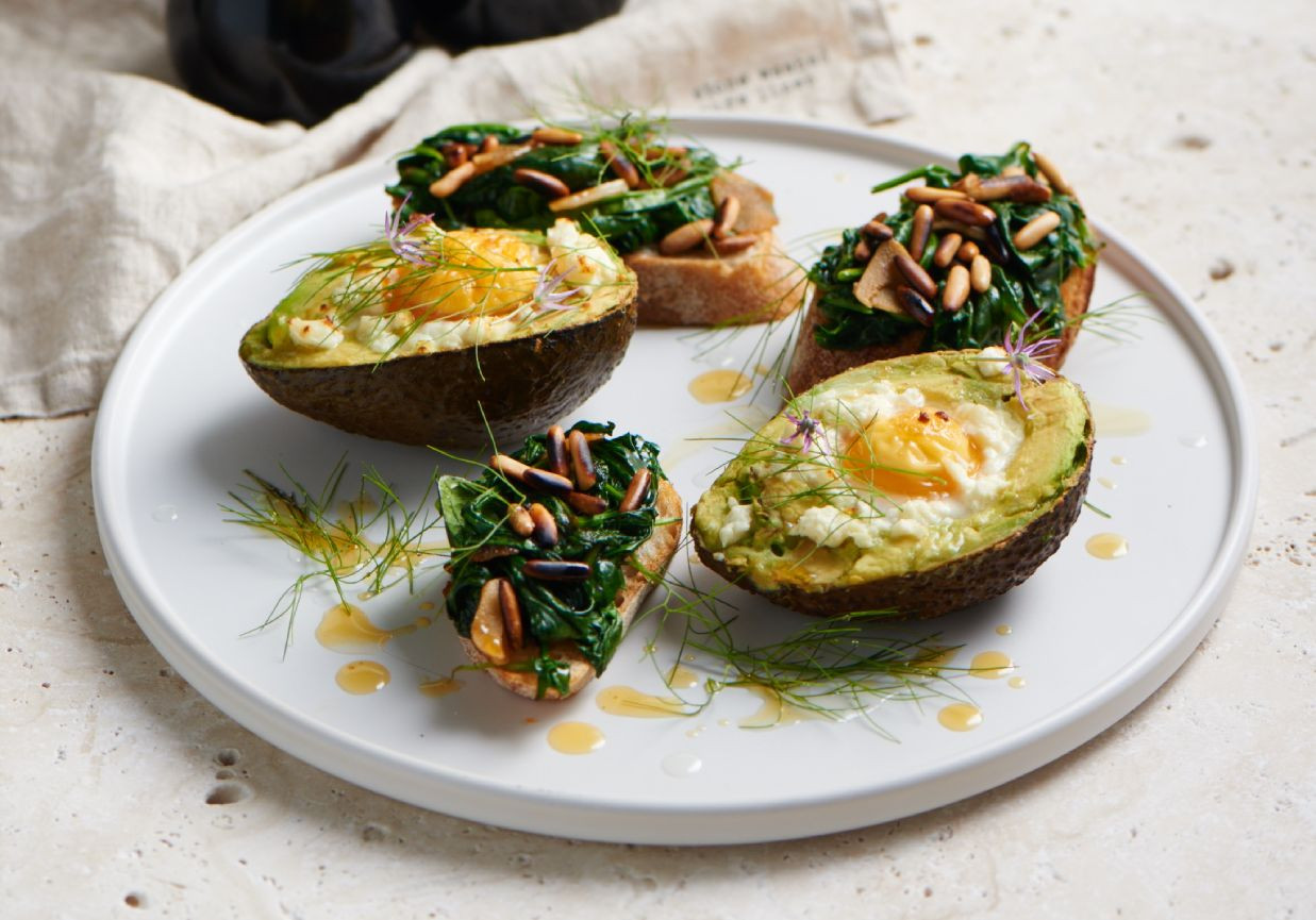 Zapiekane awokado z jajkiem z młodym szpinakiem, pomidorami i serem pleśniowym - DoradcaSmaku.pl